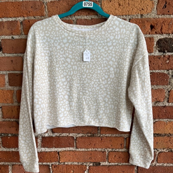 Colsie | Tops | Colsie Sweater Cream Leopard Long Sleeve Crop Top ...